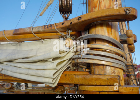 detail of mast and boom on an old boat made of wood Stock Photo - Alamy