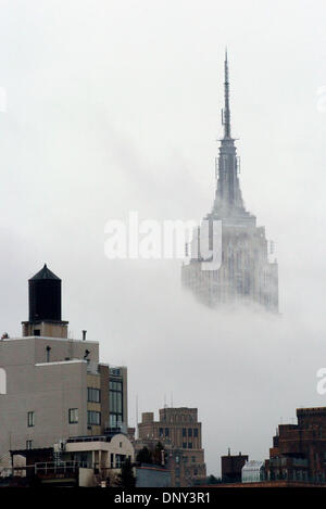 Jan 14, 2006; Manhattan, NY, USA; Fog sweeps through Manhattan ...