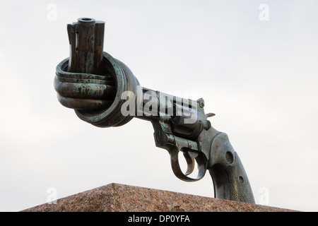 The Knotted Gun Sculpture, Malmo Stock Photo - Alamy