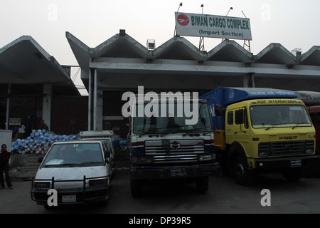 Workers unloading import material of Biman cargo complex on Hazrat ...