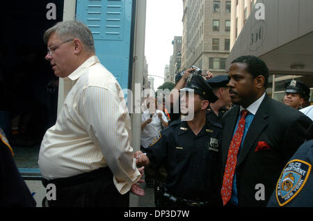 Members of the 32BJ SEIU union and their supporters rally on Park ...
