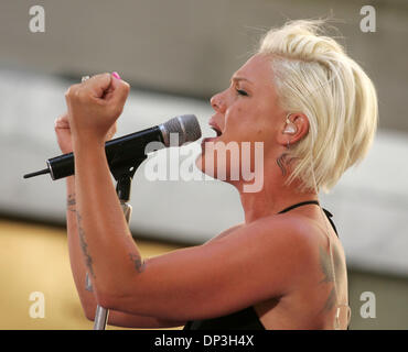 Jul 07 2006; New York, NY, USA; Singer PINK performs on the 'Today ...