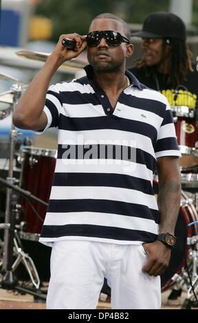 Aug 04, 2006; New York, NY, USA; Hip hop artist KANYE WEST performs at ...
