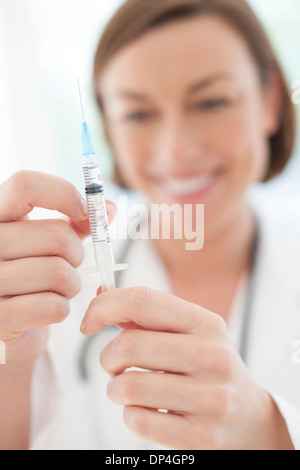 Doctor preparing injection Stock Photo - Alamy