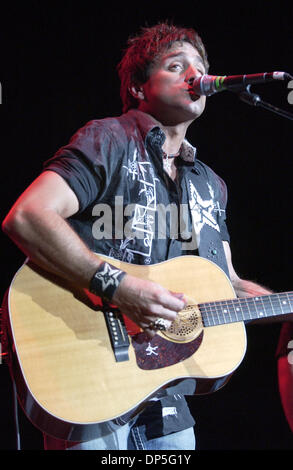 Sep 14, 2006; Fayetteville, NC, USA; Musician STEVE AZAR performs live ...