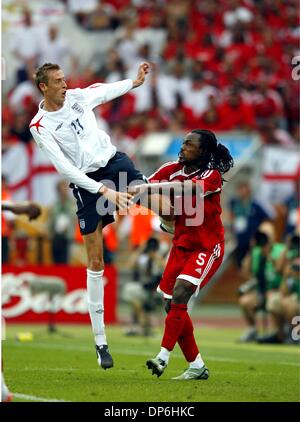 PETER CROUCH RISES TO SCORE ENGLAND V TRINIDAD & TOBAGO NUREMBURG GERMANY 15 June 2006 Stock ...