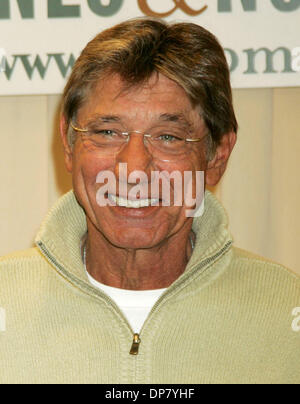 New York Jets quarterback Joe Flacco (19) warms up before an NFL ...