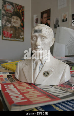 Russian President Vladimir Putin s bust presented by Jewelry Department ...