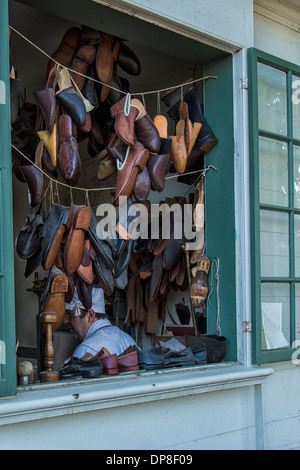 Colonial Williamsburg shoemaker's shop Stock Photo - Alamy