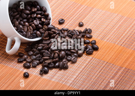 coffee bean cup spill over on wood table pattern Stock Photo - Alamy
