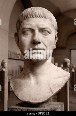 Ancient Roman statue: Young man removing a thorn from his foot, Museo ...