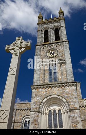 St Pauls Church, Honiton with war memorial cross in Honiton, Devon, UK ...