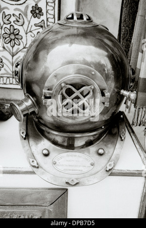 Vintage old diving helmet in brass and steel for deep sea diving ...