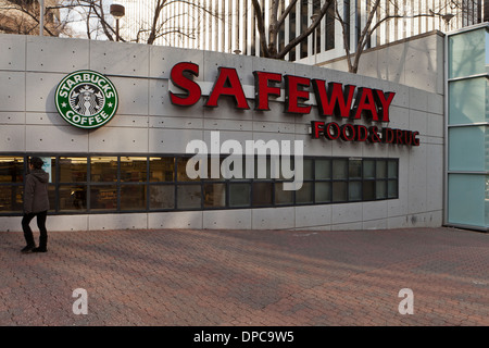 Safeway grocery store sign - Arlington, Virginia USA Stock Photo - Alamy