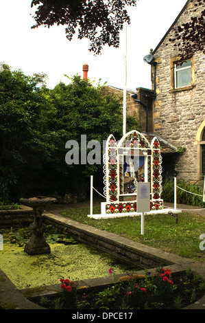 derbyshire village well dressing at bakewell 2008 on bess of hardwick ...