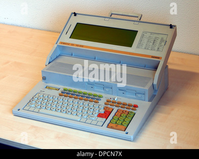 The Siemens Simatic S5 PG 635 4-001 is a programmable logic controller ...