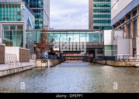 Covered pedestrian bridge across Bellmouth Passage, Canary Wharf ...