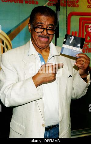 Apr. 25, 2006 - New York, New York, USA - K47604AR.ELTON JOHN APPEARS ...