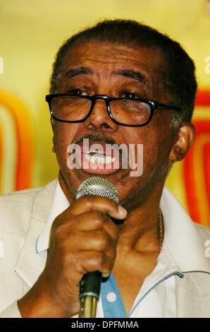 Apr. 25, 2006 - New York, New York, USA - K47604AR.ELTON JOHN APPEARS ...