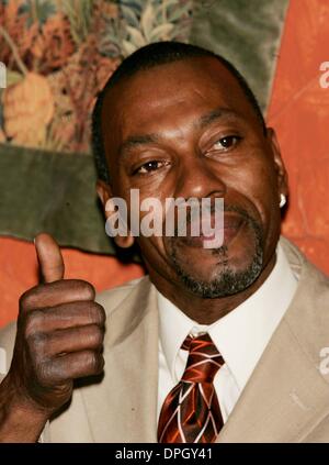 Wesley Autrey (L) from New York shows TV-host Johannes B. Kerner how he ...