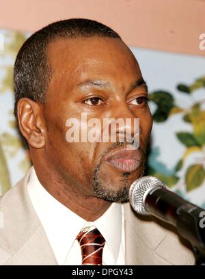 Wesley Autrey (L) from New York shows TV-host Johannes B. Kerner how he ...