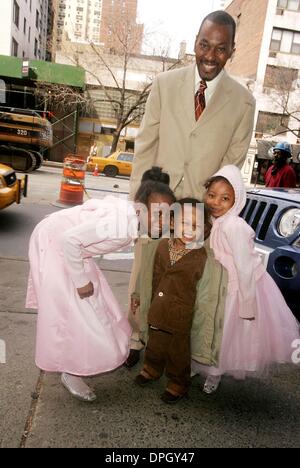 Wesley Autrey (L) from New York shows TV-host Johannes B. Kerner how he ...