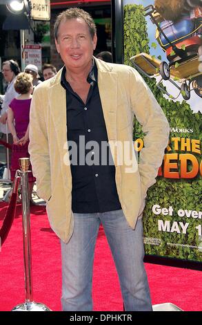 GARRY SHANDLING OVER THE HEDGE. PREMIERE WESTWOOD LOS ANGELES USA 30 ...