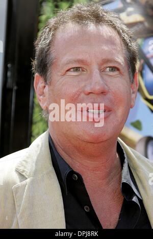 GARRY SHANDLING OVER THE HEDGE. PREMIERE WESTWOOD LOS ANGELES USA 30 ...