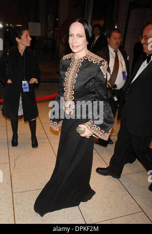 Sept. 30, 2006 - New York, New York, U.S. - K50072BCO.Police enter ...