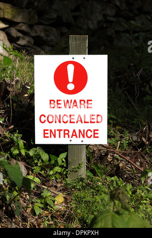 A hidden driveway road sign Stock Photo - Alamy