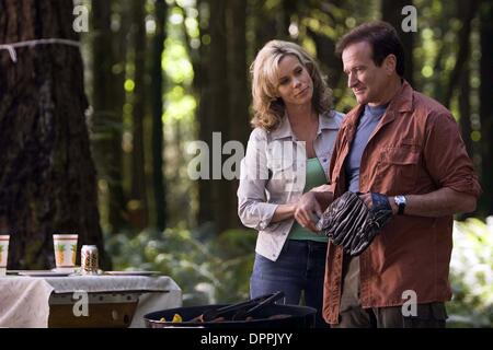 CHERYL HINES, ROBIN WILLIAMS, RV: RUNAWAY VACATION, 2006 Stock Photo ...