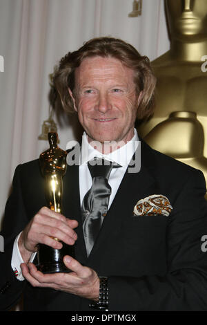 Anthony Dod Mantle with the Achievement in Cinematogrophy award ...