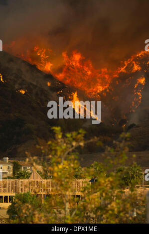 Los Angeles, Glendora. 16th Jan, 2014. Fire rages at the Angeles ...