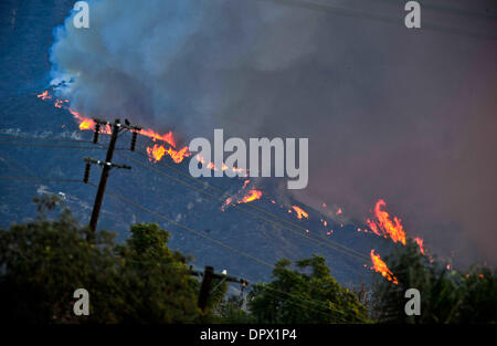 Los Angeles, Glendora. 16th Jan, 2014. A helicopter flies above the ...