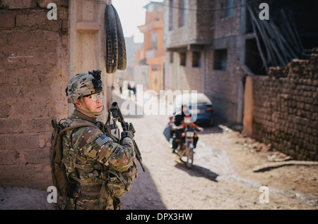 US Army Soldiers patrol the streets of Tall Kayf, Iraq on March 1, 2006 ...