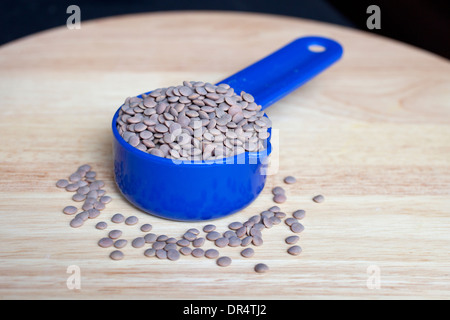 Lentils in measuring cup Stock Photo - Alamy