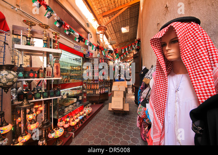 ARABIC DRESS DISH DASH SHOPFRONT BUR DUBAI DUMMIES Stock Photo - Alamy