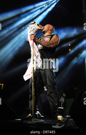 Flo Rida (center) performs on the Fox and Friends All American Concert ...