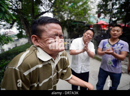 Gurning for an audience! A man named Tang Shuquan shows off his skill ...