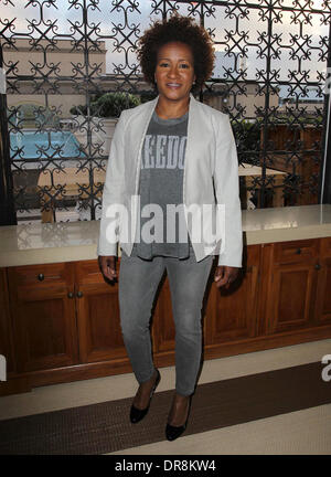 Wanda Sykes The cast of 'Hot Flashes' and The American Cancer Society ...