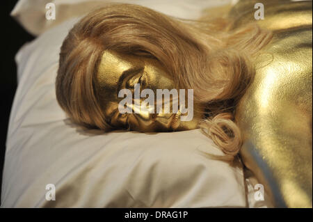 Jill Masterson's golden body from 'Goldfinger', 1964 Designing 007 ...