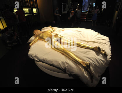 Jill Masterson's golden body from 'Goldfinger', 1964 Designing 007 ...