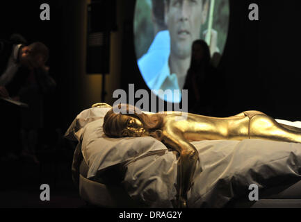 Jill Masterson's golden body from 'Goldfinger', 1964 Designing 007 ...