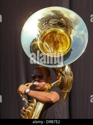 Tuba Gooding, Jr. (Damon Bryson) and Mark Kelley performing with The ...