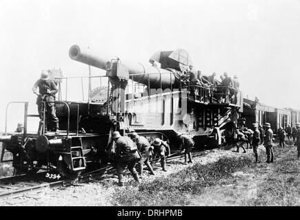 German gunners with heavy artillery, WW1 Stock Photo - Alamy