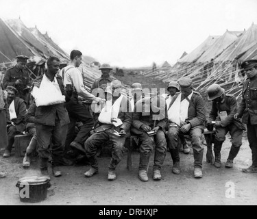 Great War. WW1 bread is served to troops in a front line trench Stock ...
