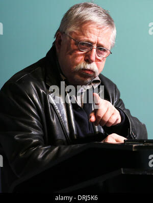 Hamburg, Germany. 27th Jan, 2014. Singer-songwriter Wolf Biermann (L ...