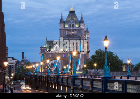 Traffic crosses Tower Bridge, London, England Stock Photo - Alamy