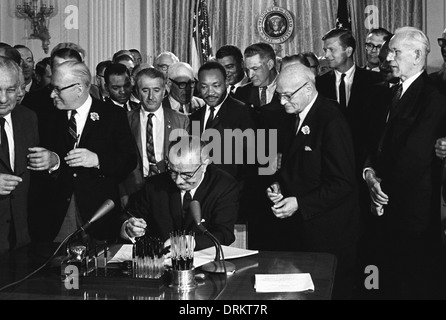 LYNDON JOHNSON, signing civil rights housing law, 04/11/68.. Courtesy ...