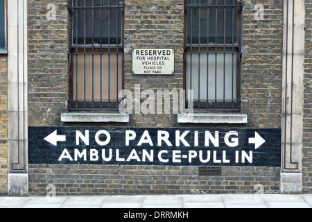 No Parking - Emergency Vehicle Access sign on gate Stock Photo - Alamy